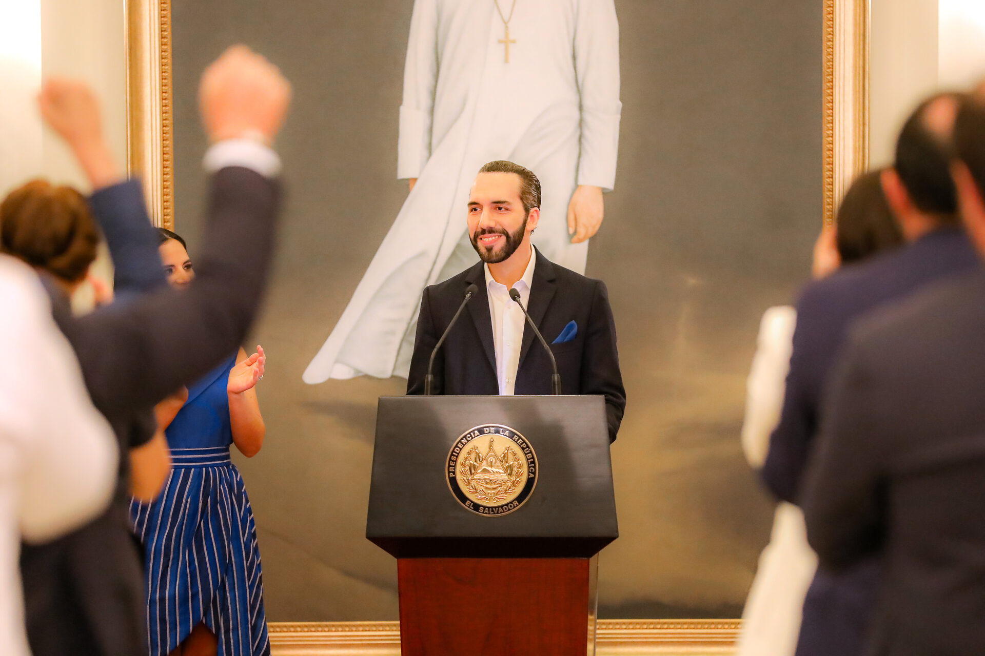 90% de popularidad: Nayib Bukele irá por la reelección con la victoria ...