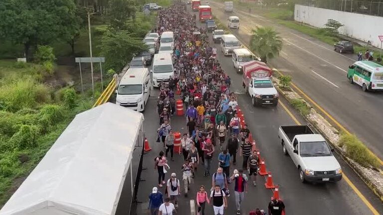 Nueva caravana de migrantes se dirige hacia EE. UU. para intentar ...